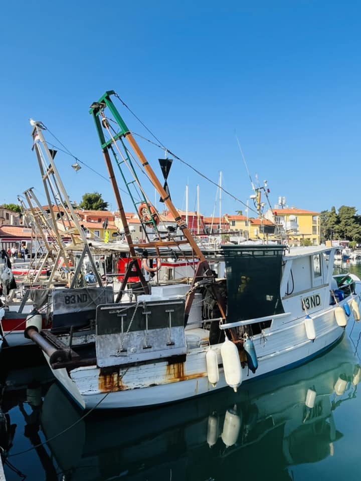 Mornar na ribarskom brodu u Rogoznici - Nautička Patrola