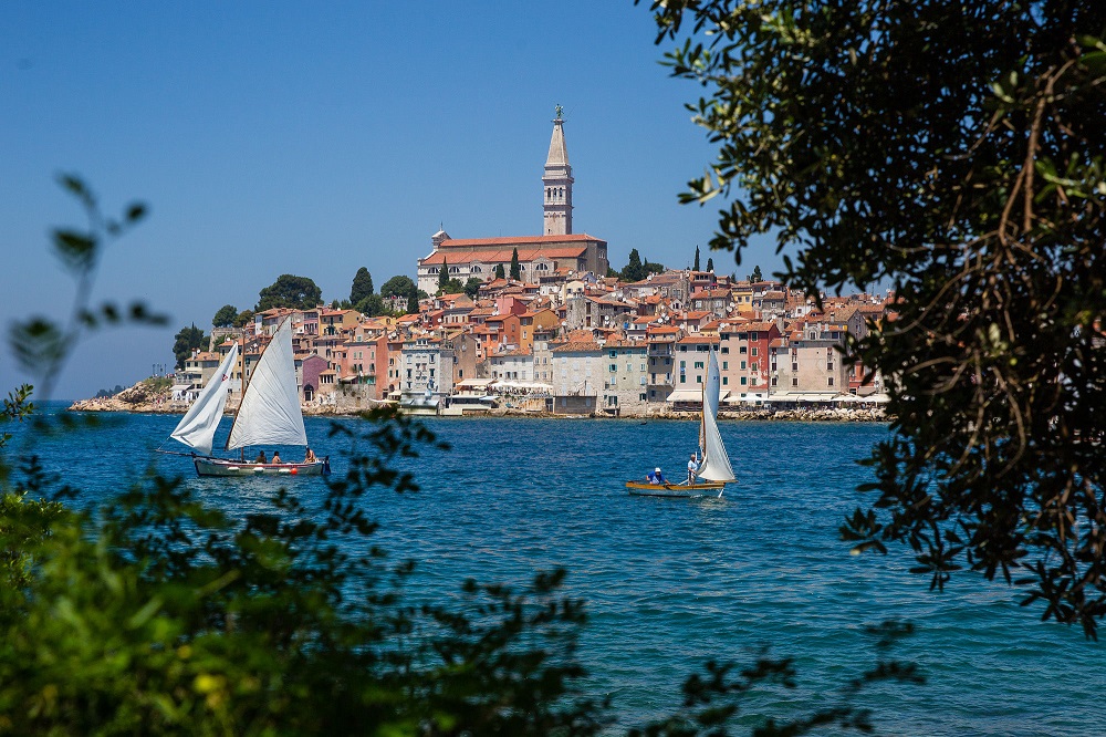 ROVINJ: Rovinjska regata tradicijskih barki s oglavnim i latinskim ...